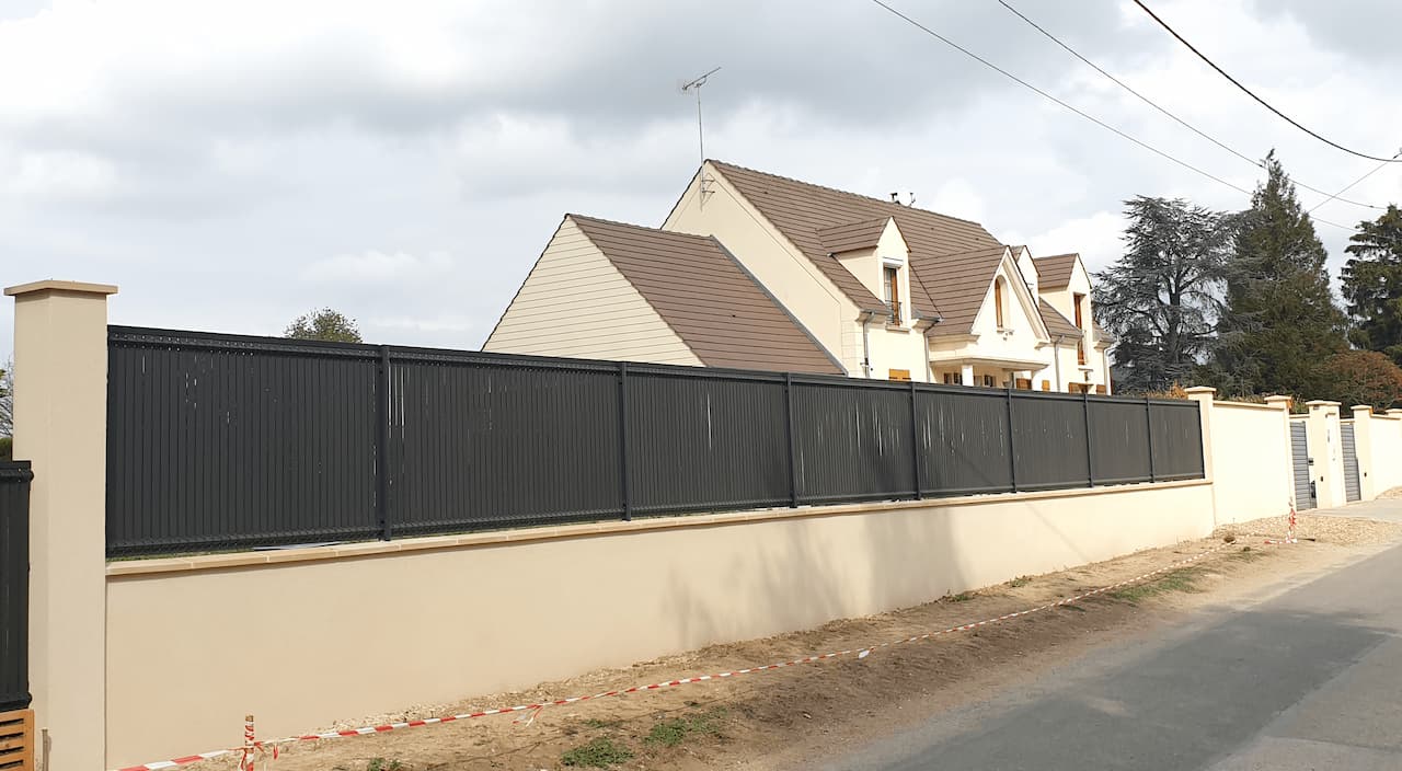 Scellement d'une clôture rigide sur un muret existant. Scellement d'une clôture rigide sur un muret existant.